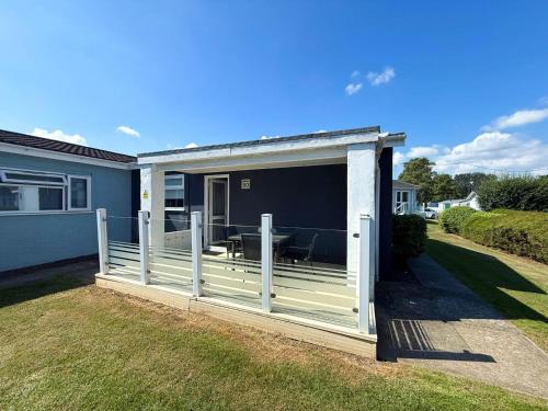 Dog Friendly Chalet With Outdoor Seating At Broadland Park And Marina Ref 12050b - Lowestoft