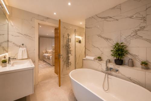 Room D 7c Tranquil & Calming Stay In Batley - リーズ