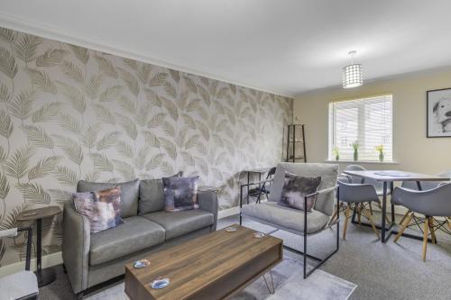 Stylish 2-bed Coach House Near Cotswold Lakes - Swindon