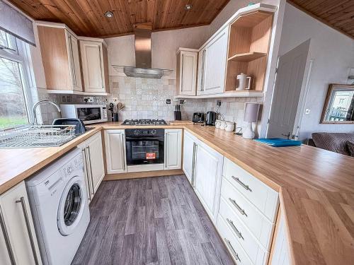 Modern 4 Berth Lodge With Decking At Manor Park In Hunstanton Ref 23024w - Hunstanton