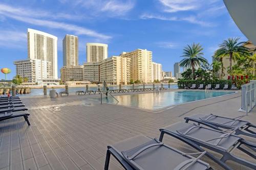 Cozy Canal View Studio Private Balcony Pool 2208 - Hollywood, FL
