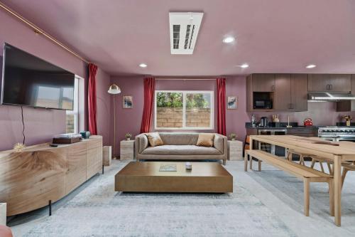 Van Nuys Home Sauna Game Room Sleeps 8 Colby & Conrad - Los Angeles