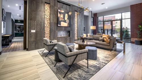 Top-floor Luxury Retreat, King Bed, Full Kitchen, Private Balcony - Frisco, TX