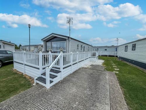 Modern 6 Berth Caravan With Wifi At St Osyth Beach In Essex Ref 28008pm - Clacton-on-Sea