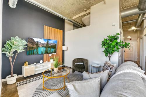River Market Loft Retreat 2br Urban Stay Wtih Workspace & Parking - Kansas City