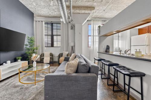River Market Loft Retreat King Bed Parking Fast Wifi - Parkville, MO