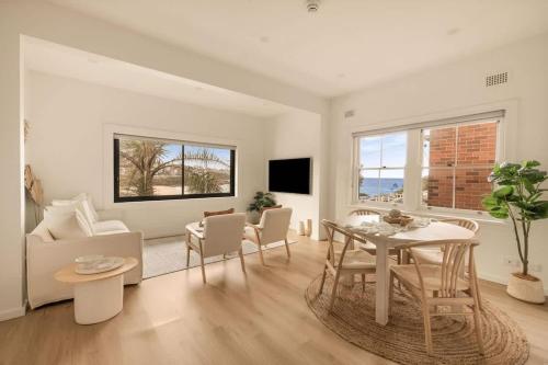 The Lookout - Watch Whales From Your Window - Coogee