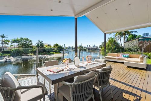 Canal Sanctuary - Waterside Living With Pool & Jetty - Broadbeach