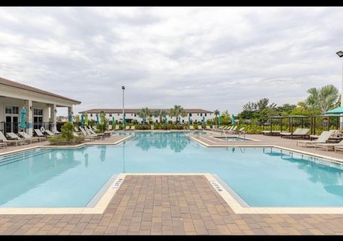 Modern Private Room With Pool & Gym - Miami, FL