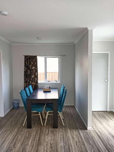 3 Double And 2 Single Sofa Beds Studio - Rotorua