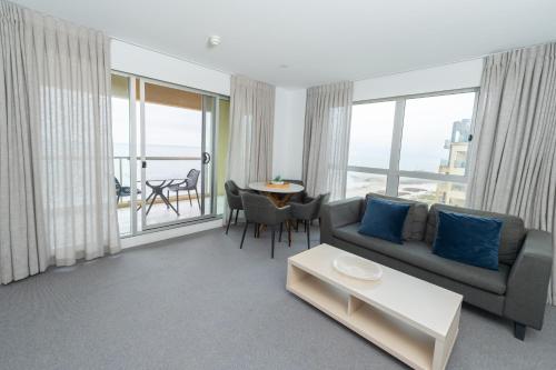 Two-bedroom Seaview Apartment At Glenelg - グレネルグ