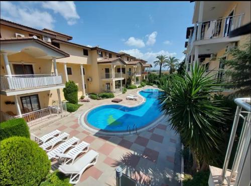 In A Complex With Pool And Perfect Location - Side