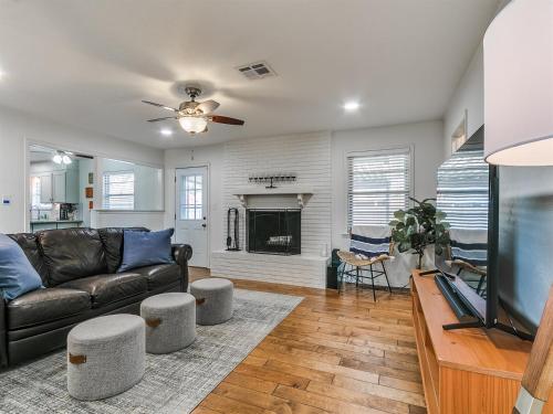Escape To Your Chic Family Haven In The Village! - Oklahoma