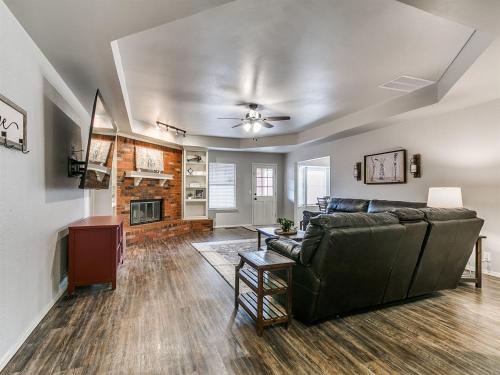 Refreshed Edmond Farmhouse King Suite And Fence - Edmond, OK