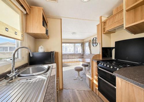 Homely 8 Berth Caravan At Highfield Grange In Essex Ref 26263e - Clacton-on-Sea
