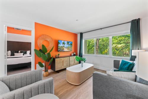 Private Beach Path, Pool & Hot Tub, Sleeps 6 - Boca Raton, FL