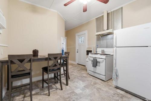 Cozy 1br Cottage W Kitchen & Laundry - Louisiana