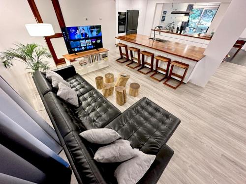 7 Br, King Beds, Professional Kitchen, Jacuzzi - Subic Bay Freeport Zone