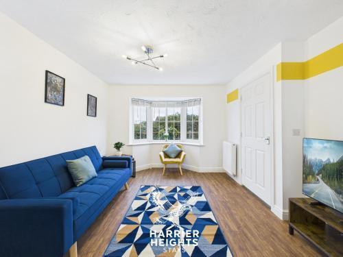 Lowry House By Harrier Heights Stays - Corby - 5 Bed - 3 Baths - Parking - Corby