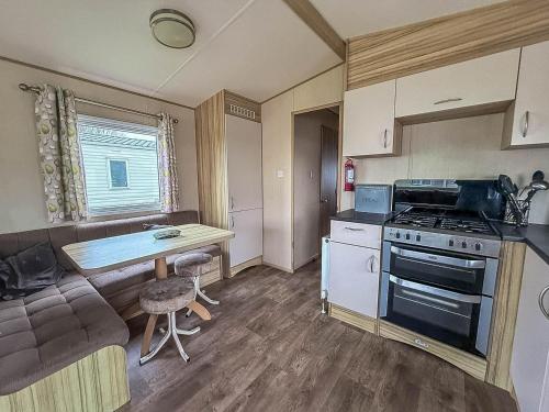 6 Berth Caravan For Hire With Wifi At Seawick Holiday Park In Essex Ref 27025hv - Clacton-on-Sea