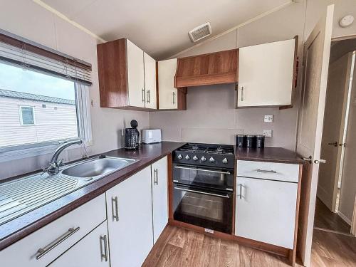 Great 8 Berth Caravan For Hire At Seawick Holiday Park In Essex Ref 27227sw - Clacton-on-Sea