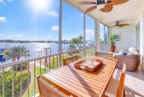 Santorini- Islamorada Waterfront Condo, Ensuites, Pool, Hot Tub - Islamorada