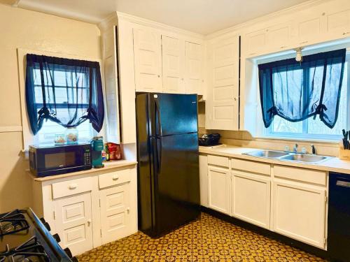 Pleasant Queen Bed Near Su And Dome - Syracuse, NY