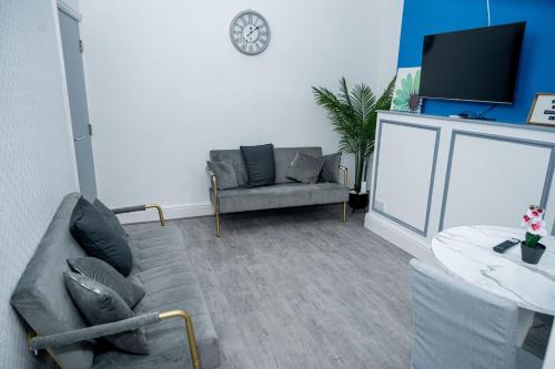Spacious Modern 4 Bed Room House, Near Anfield & Liverpool City Centre, Patio, Sleeps 1-7, Free Park - Liverpool, UK