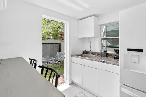 Cozy Studio With Parking Near Miami Airport - Hialeah, FL