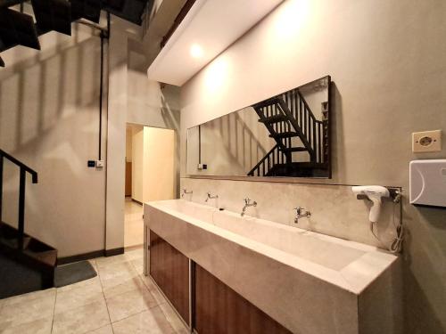Nafaka Hostel And Tours - Malang