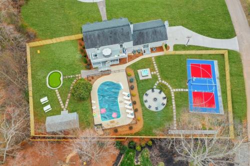 Greensboro Getaway Villa Hottub Pool Firepit Basketball Golf - Greensboro, NC