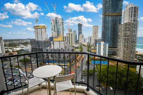 Beachside Studio With Stunning Ocean View - Surfers Paradise