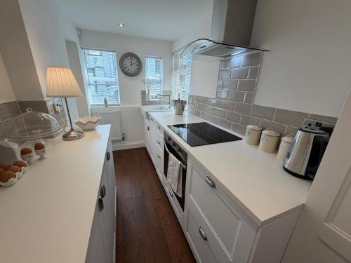 Luxury Seafront Apartment - Private Onsite Parking - Deal