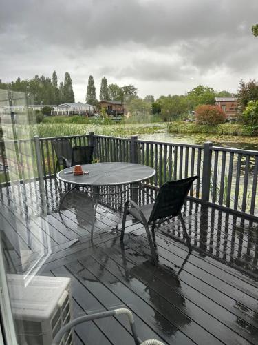 Luxury Lakeside Lodge - Northampton