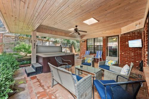 Charming Stay Hot Tub Patio & Antique Charm - Edmond, OK