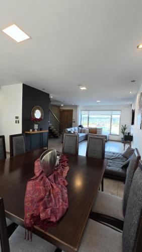 Enorme Casa Moderna De Lujo, 4 Camas, Junto Al Hotel Oro Verde, 2 Garajes Electricos - Cuenca, Ecuador