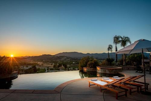 Vineyard View By Fieldtrip 8 Bd With Infinity Pool Hot Tub Games - マリエータ, CA
