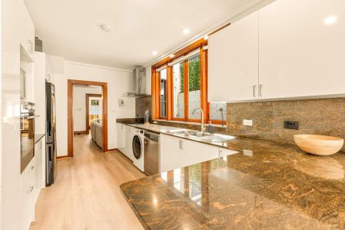 Spacious 4br Surry Hills Stay For 10 With Parking - Surry Hills