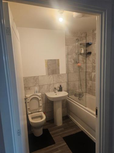 Peachy Velvet Room In A Flat For Female Guest Only - Staffordshire