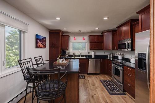 Downtown Luxury Retreat King Bed 3 Br Sleeps 6 - Anchorage, AK