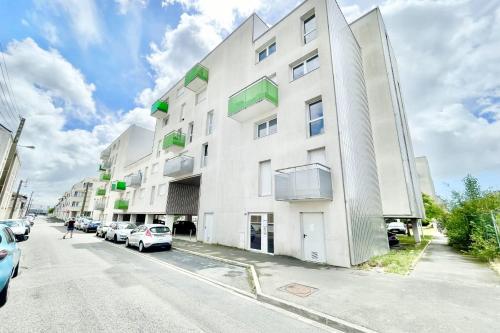 The White Lion Downtown And Balcony - Saint-Nazaire