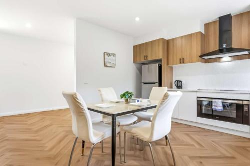 Spacious Luxury Retreat With Private Garden Box Hill - Whitehorse City