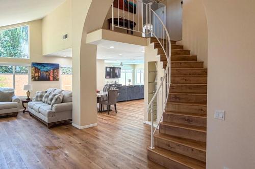 Grill, Large Pool, Plush Patio Furniture, Umbrella - Upland, CA