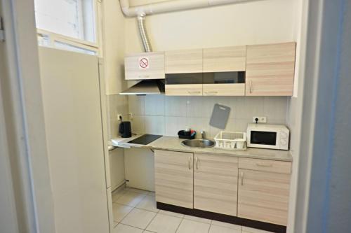 Private Room For 4, Free Parking, Main Train Station, Walk Everywhere - Prague