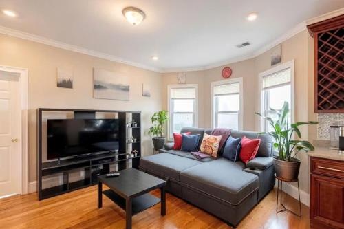 4br Dorchester Home - Near Marina Bay & Parks - Sun-filled Summer Getaway 90-3 - Norwood, MA