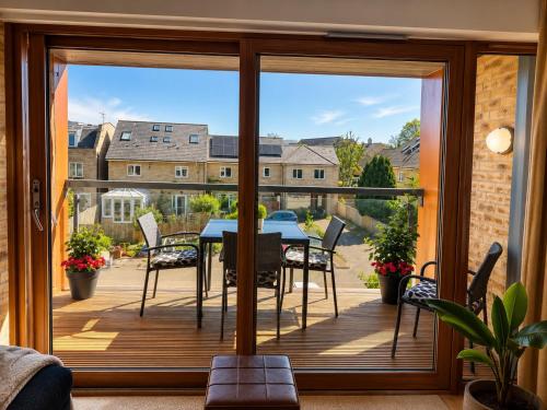 Greengage Tree Stylish 2 Bedroom With Balcony & Parking - Cambridge