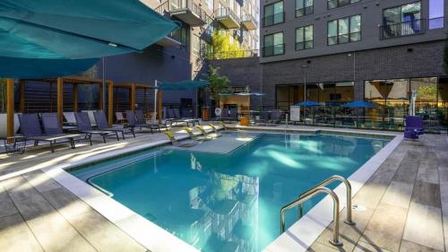 Luxury Midtown 1br King Bed, Pool, Private Patio - Six Flags Over Georgia, Austell