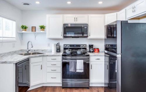 Tiny Home In Quiet Suburb Near Everything - Rochester, NY