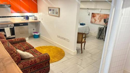 Studio Retreat With Small Garden And Own Entrance - Dorking