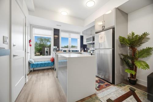 Exquisite, Bright & Modern Condo - Free Parking - Niagara Falls